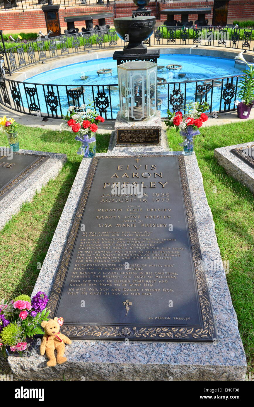 Elvis Presleys Grave at Gracelands Stock Photo - Alamy
