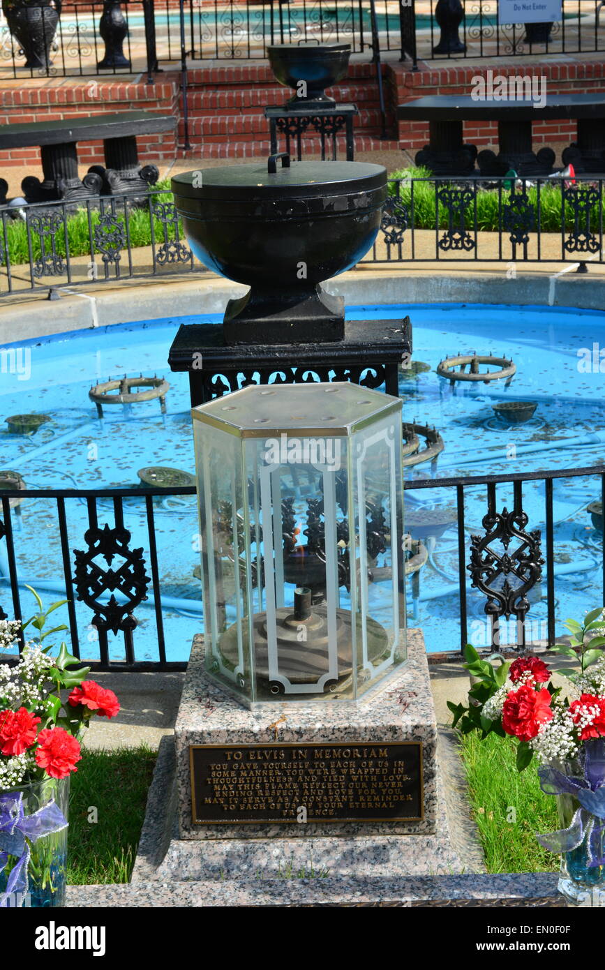 Elvis Presleys Grave at Gracelands Stock Photo - Alamy