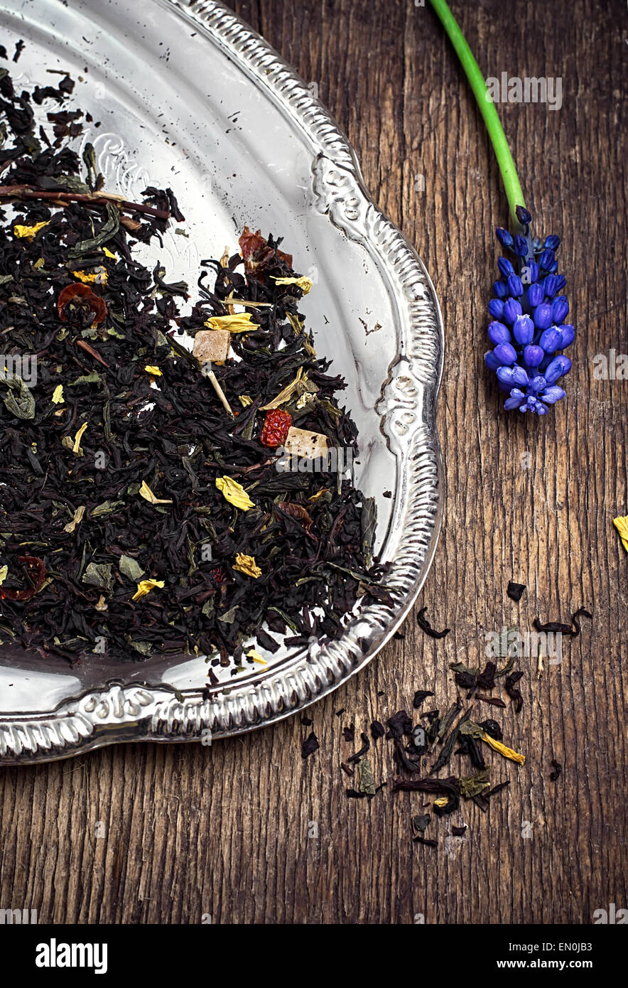 tea tea leaves scattered on the table in country style Stock Photo - Alamy