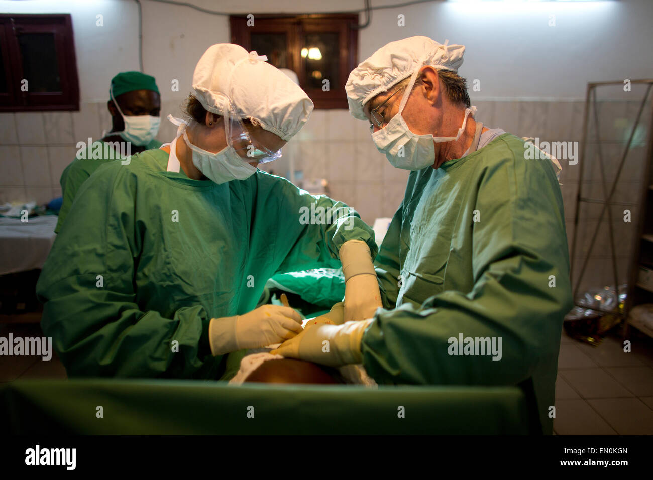 Operating theater cesarean section hi-res stock photography and images ...