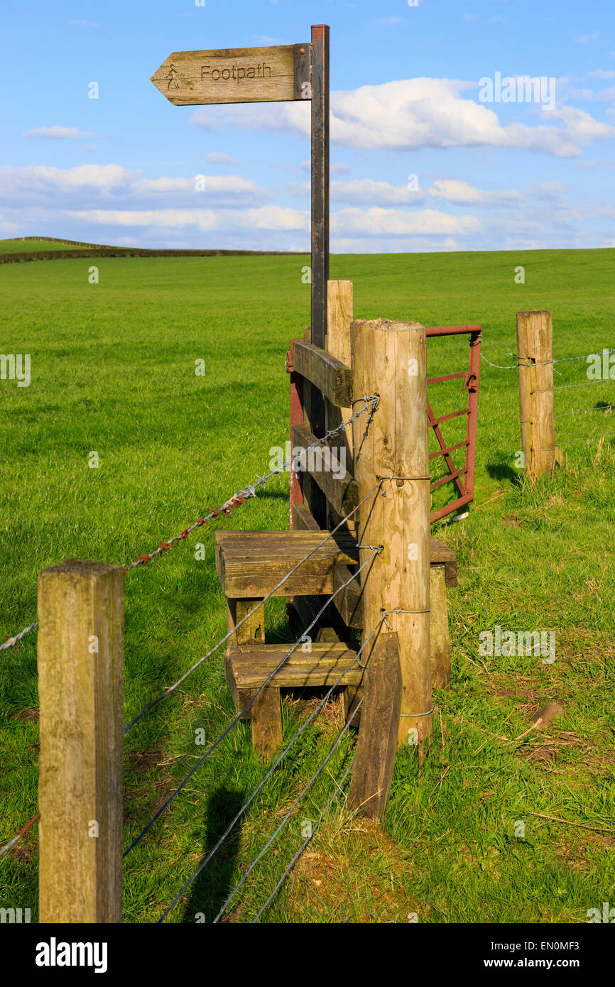 Walking sign countryside hi-res stock photography and images - Alamy