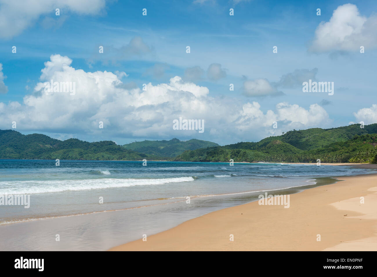 Ocean waves rolling onto a beach hi-res stock photography and images ...