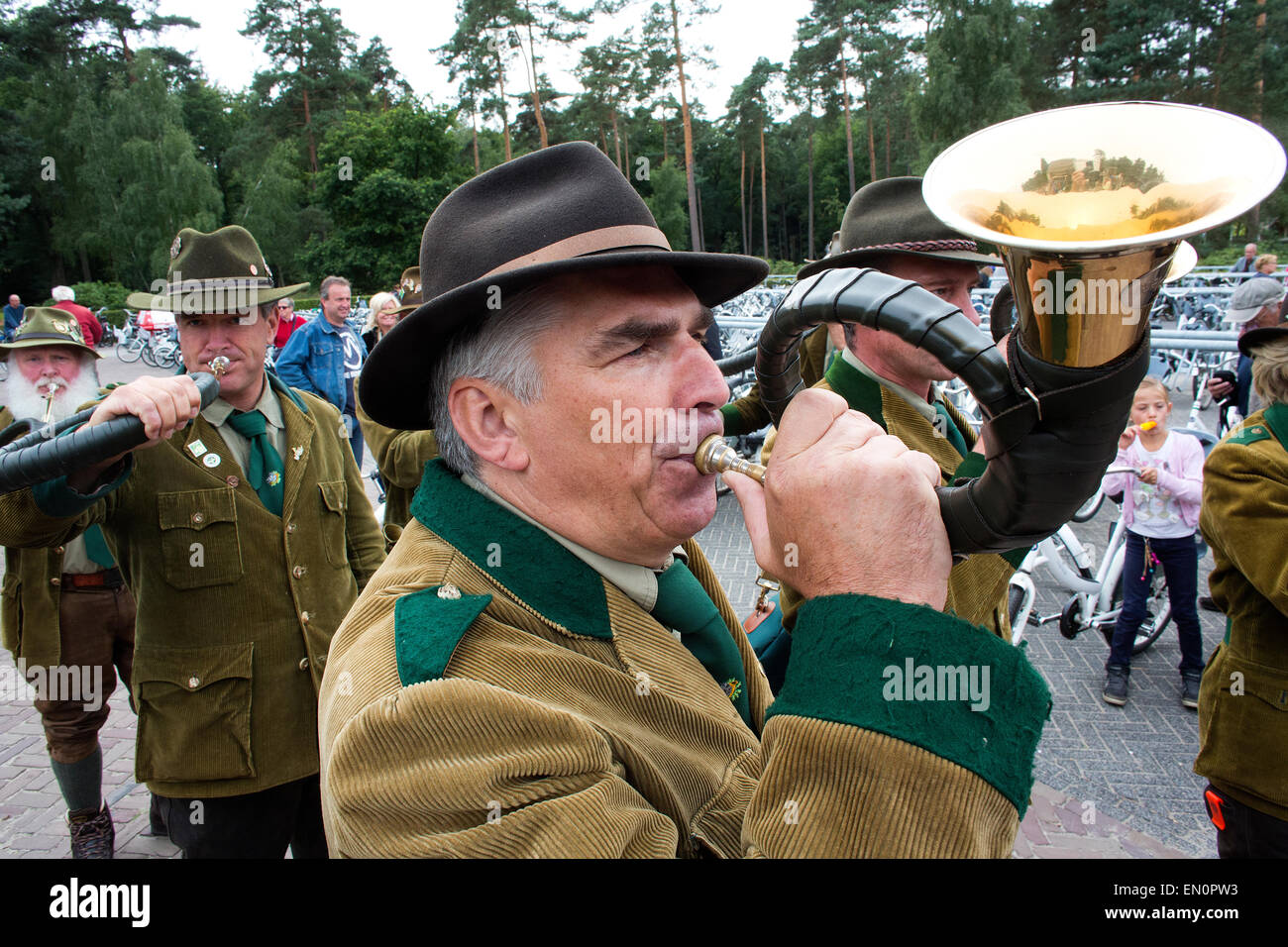 Hunting uniform hi-res stock photography and images - Alamy