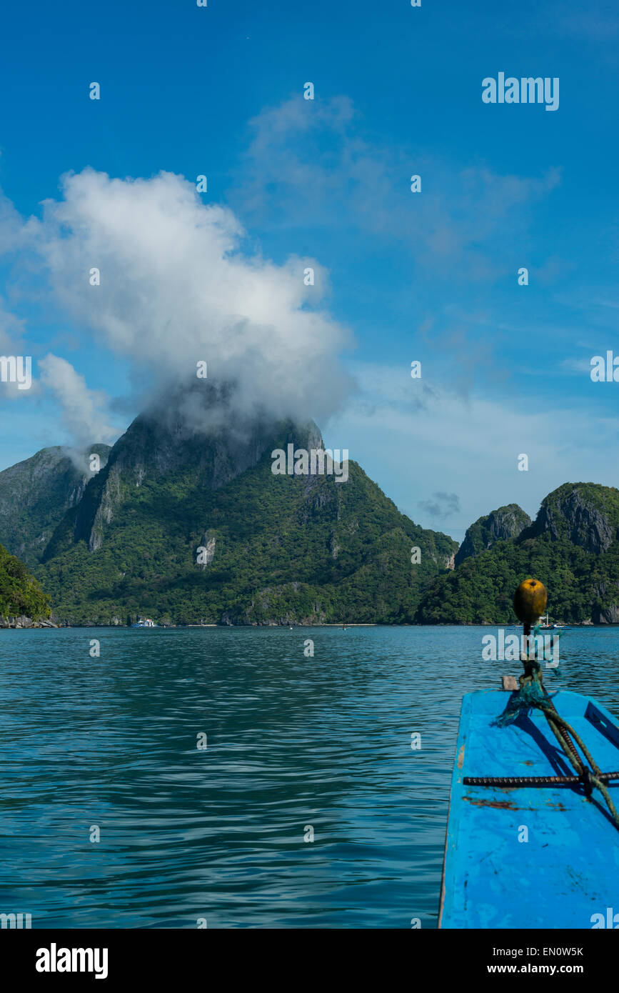 Azure green waters in the beautiful lagoons around El Nido, Palawan ...
