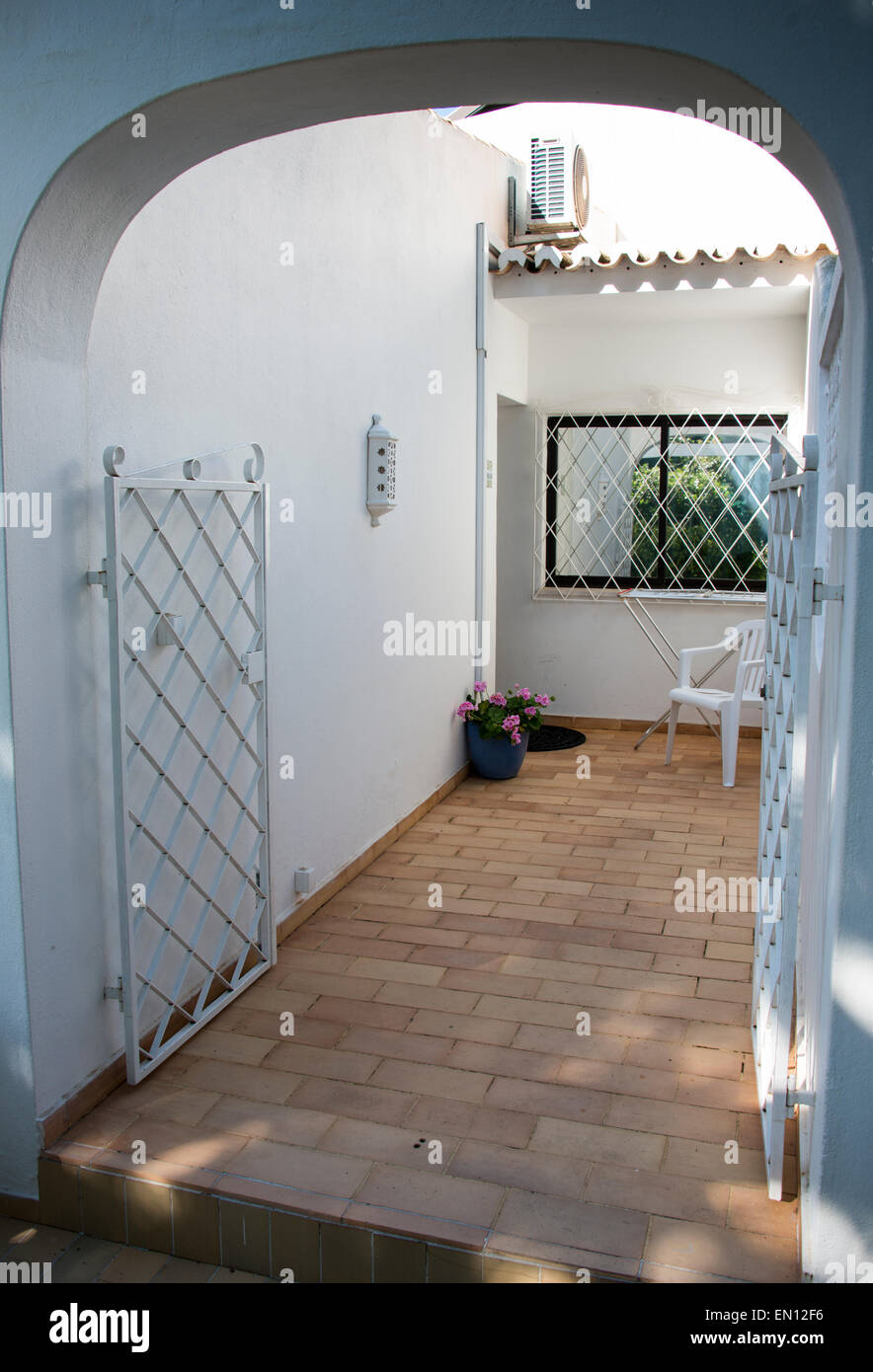 patio in typical white architecture in portugal Stock Photo - Alamy