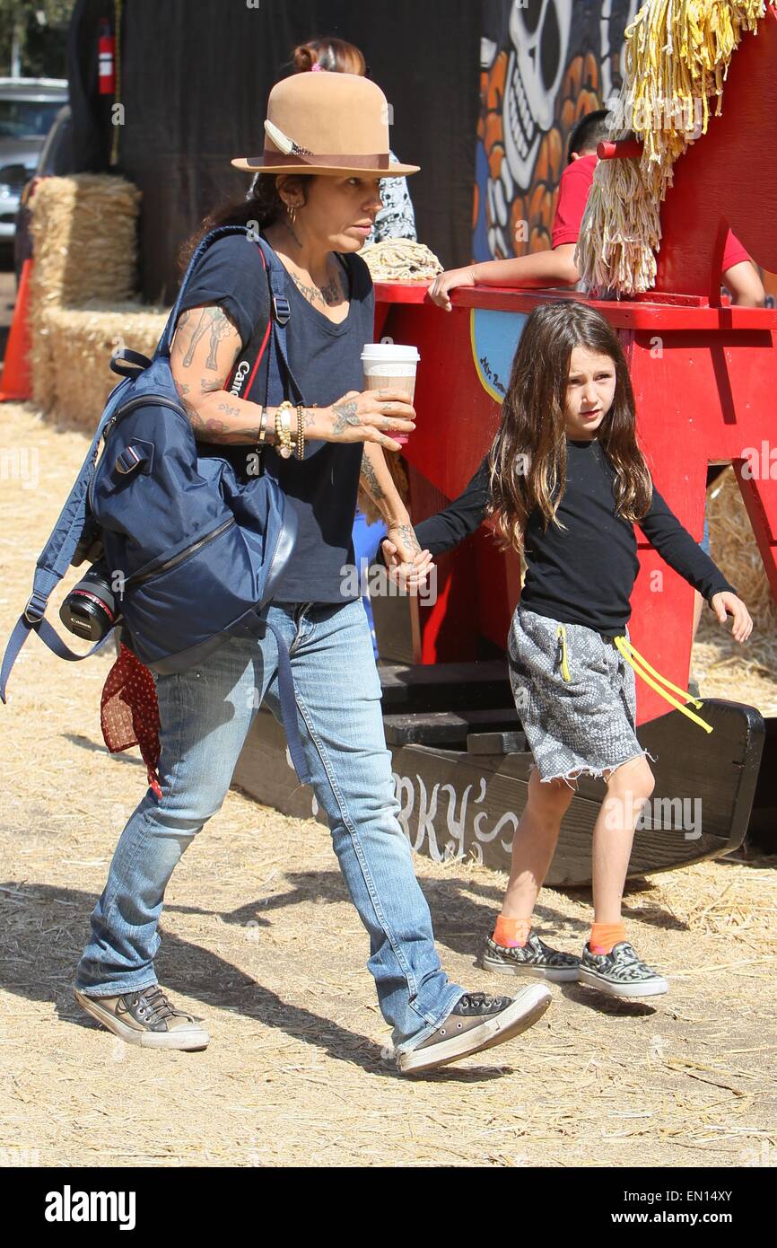 A pregnant Sara Gilbert and partner Linda Perry spend time as a family ...