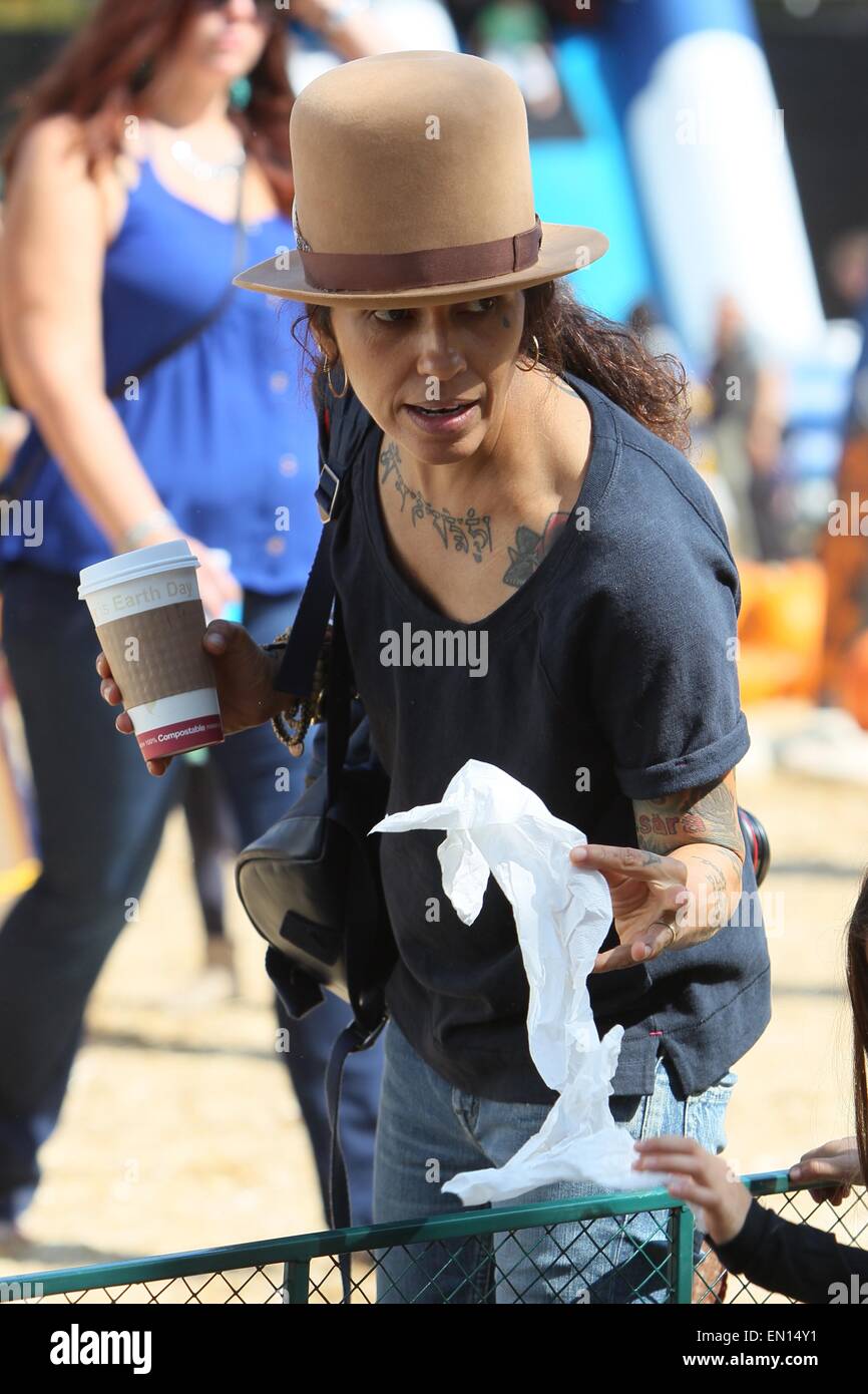 A pregnant Sara Gilbert and partner Linda Perry spend time as a family ...