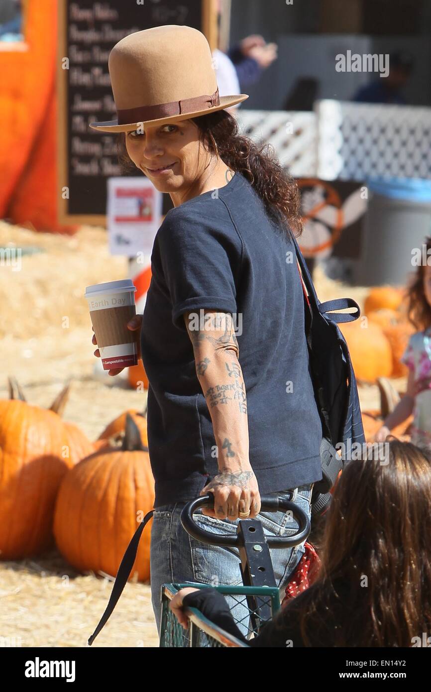 A pregnant Sara Gilbert and partner Linda Perry spend time as a family ...