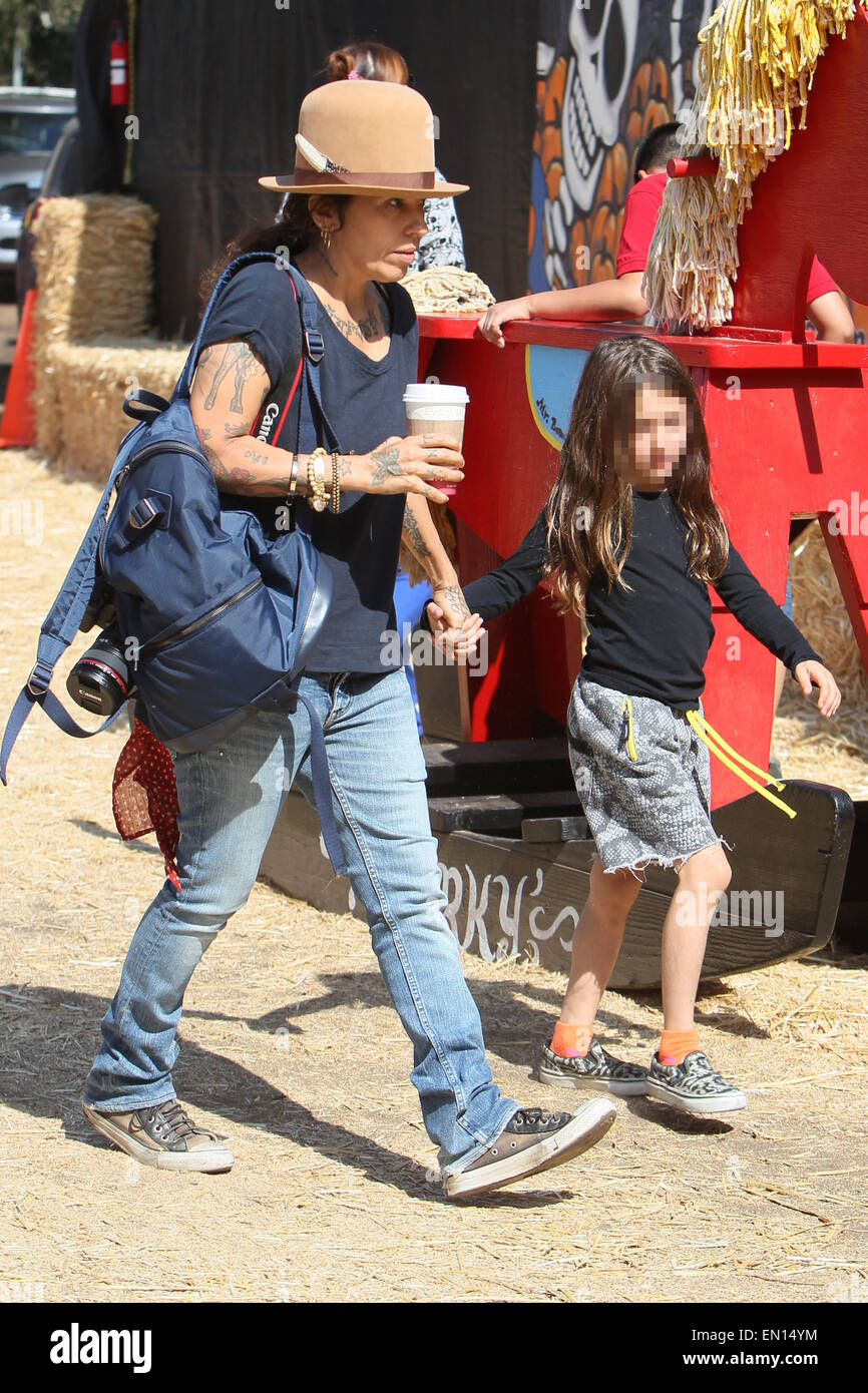 A pregnant Sara Gilbert and partner Linda Perry spend time as a family ...