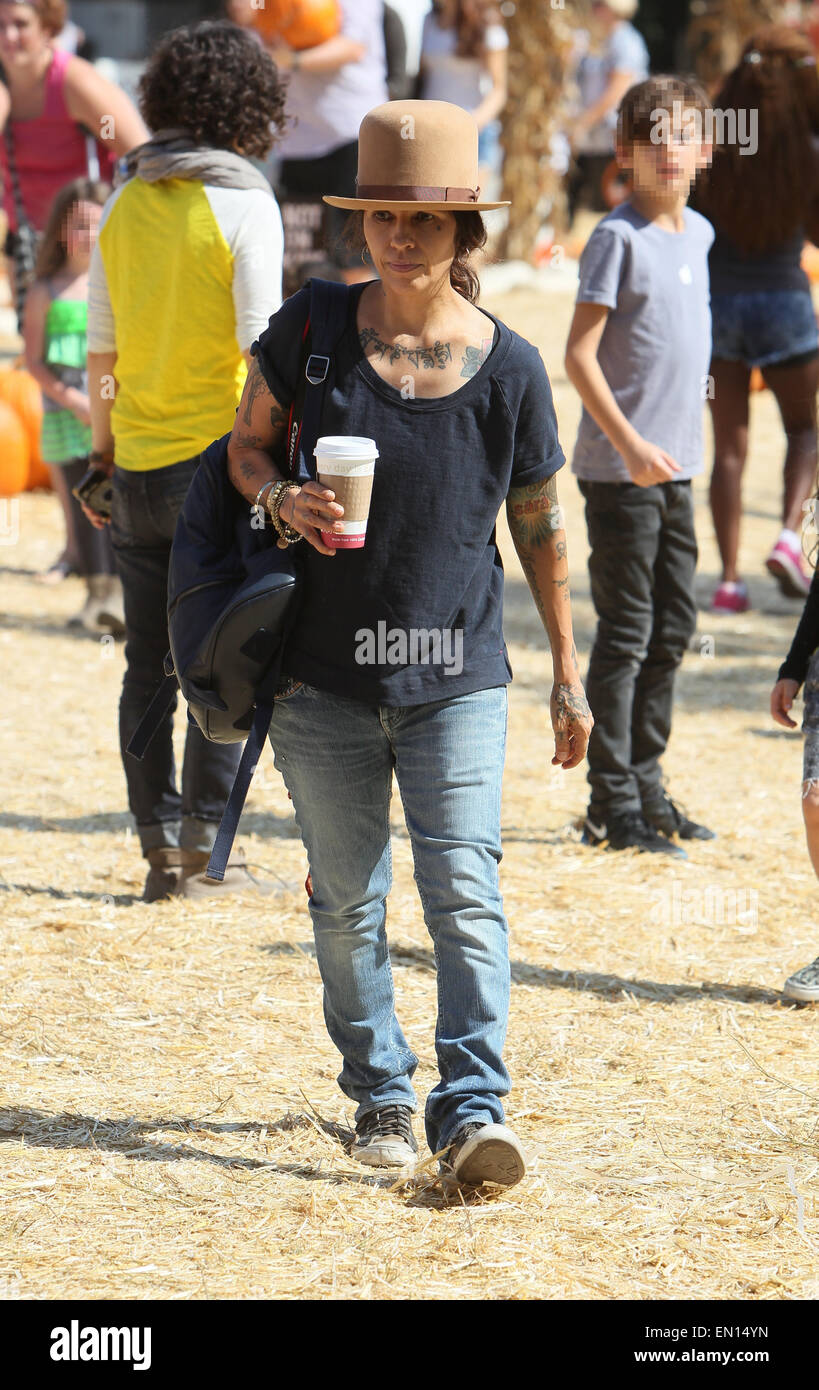 A pregnant Sara Gilbert and partner Linda Perry spend time as a family ...