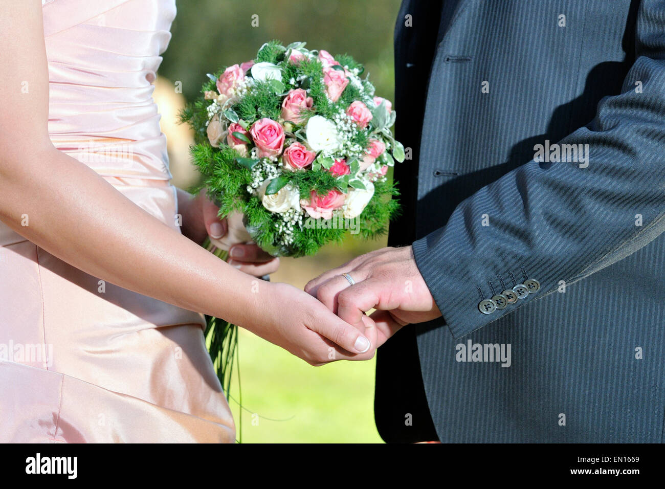 Hands married couple who hi-res stock photography and images - Alamy