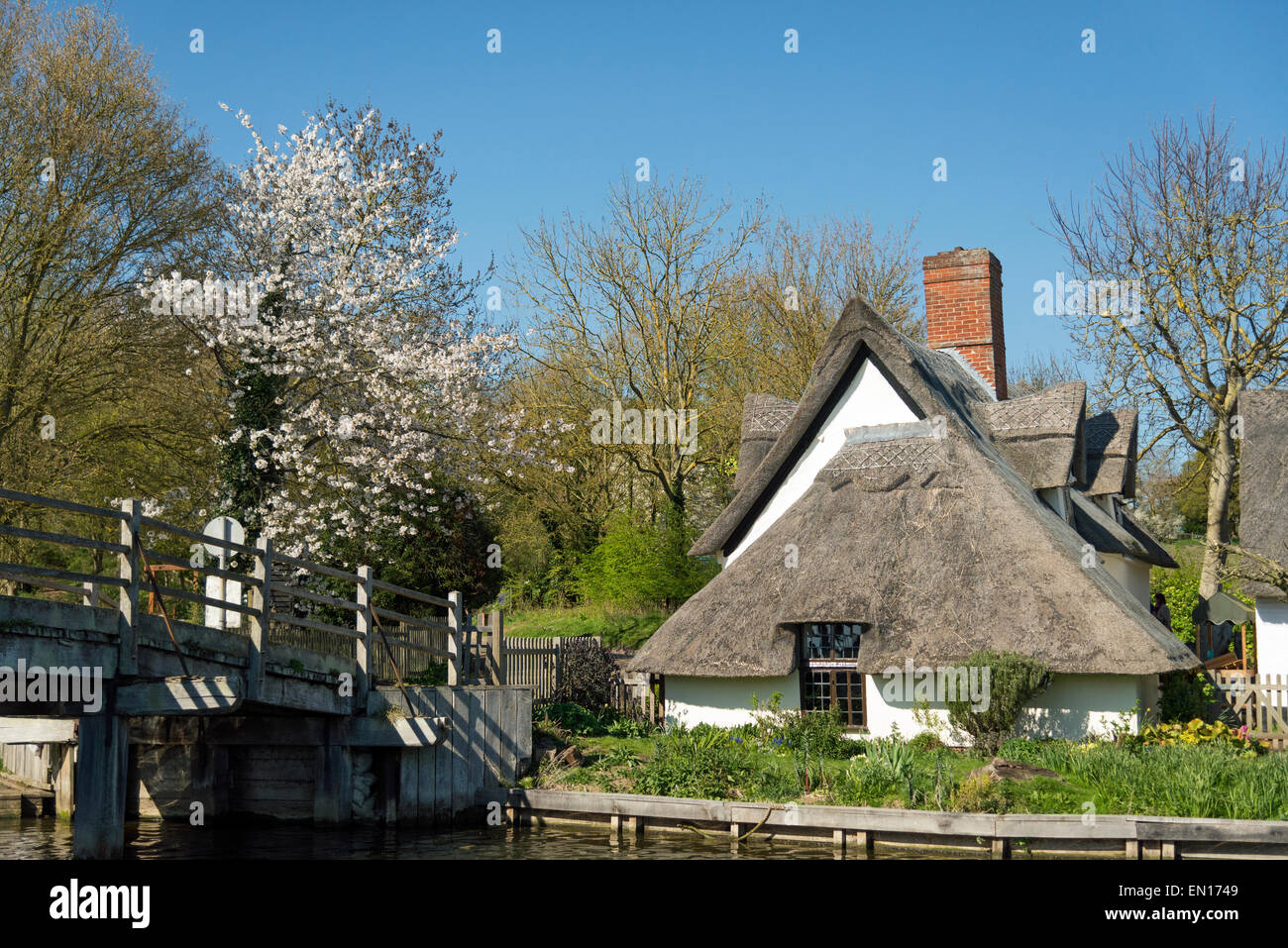 Flatford Bridge and Bridge Cottage Stock Photo - Alamy