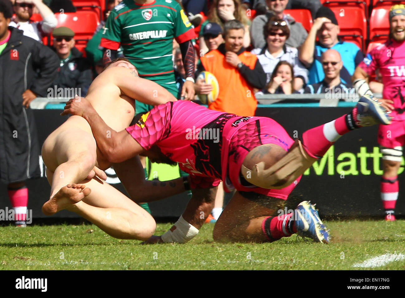 Streaker hi-res stock photography and images - Alamy