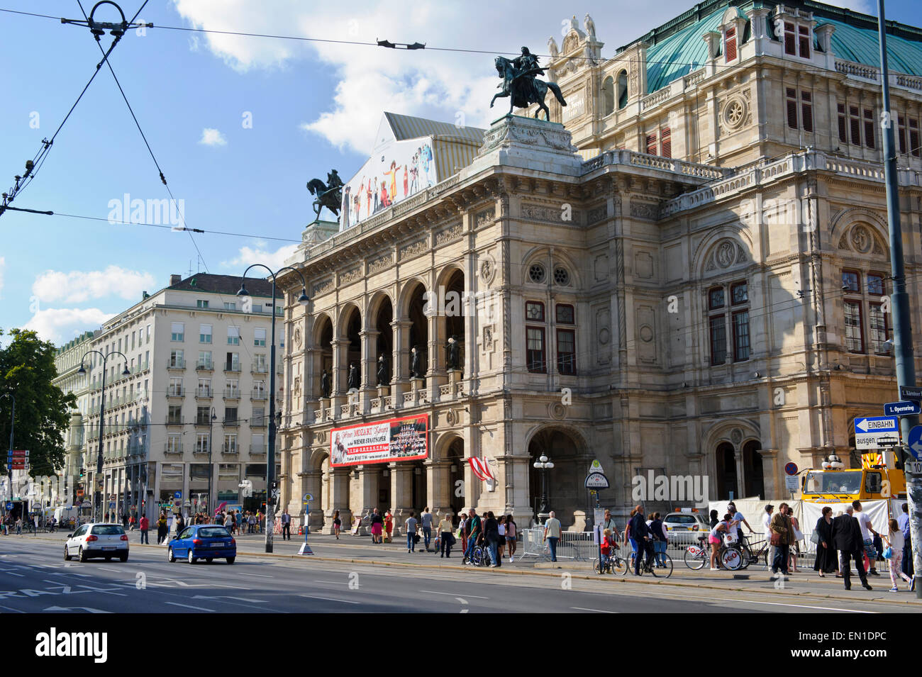 The exterior of the State Opera house building, Vienna, Austria Stock ...