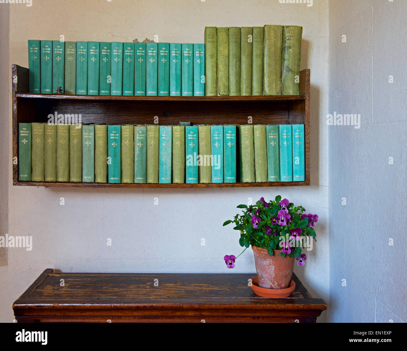 Books on shelf hi-res stock photography and images - Alamy
