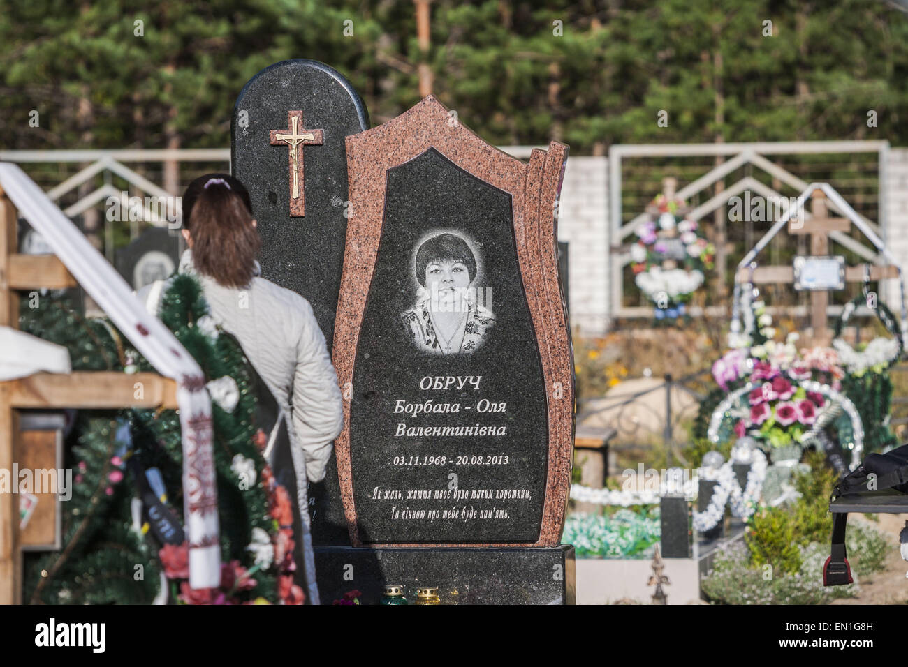 Slavutych, Ukraine. 25th Aug, 2014. Visitor in the cemetry of Slavutich ...