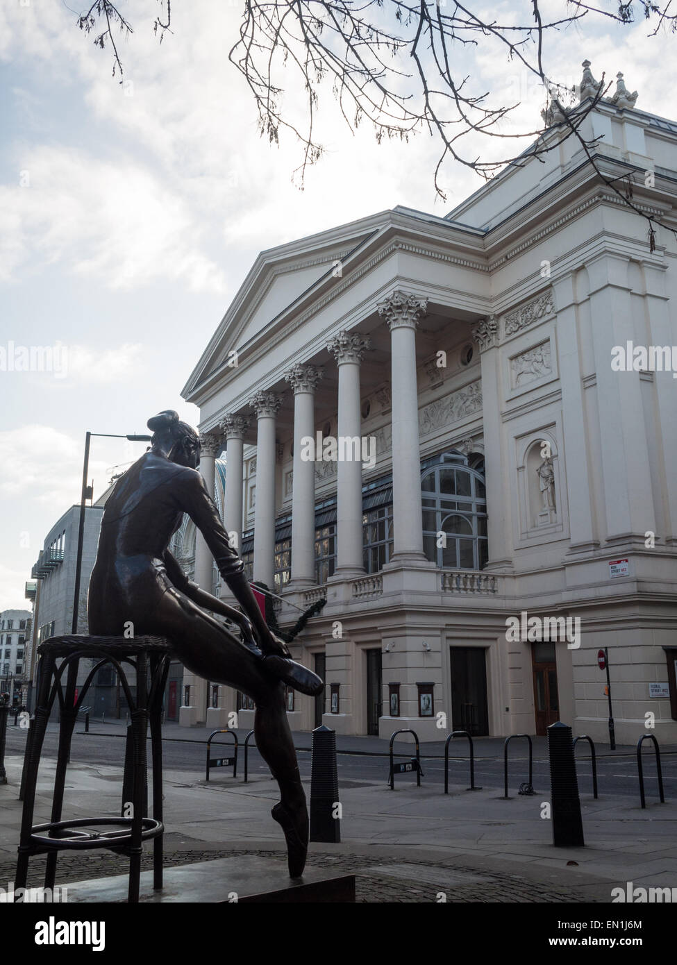 Ballerina statue in front of the Royal Opera House Stock Photo - Alamy