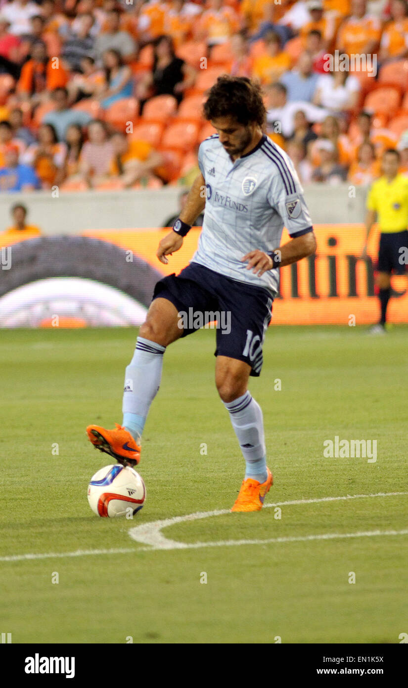 Houston, TX, USA. 25th Apr, 2015. Sporting Kansas City midfielder Benny ...