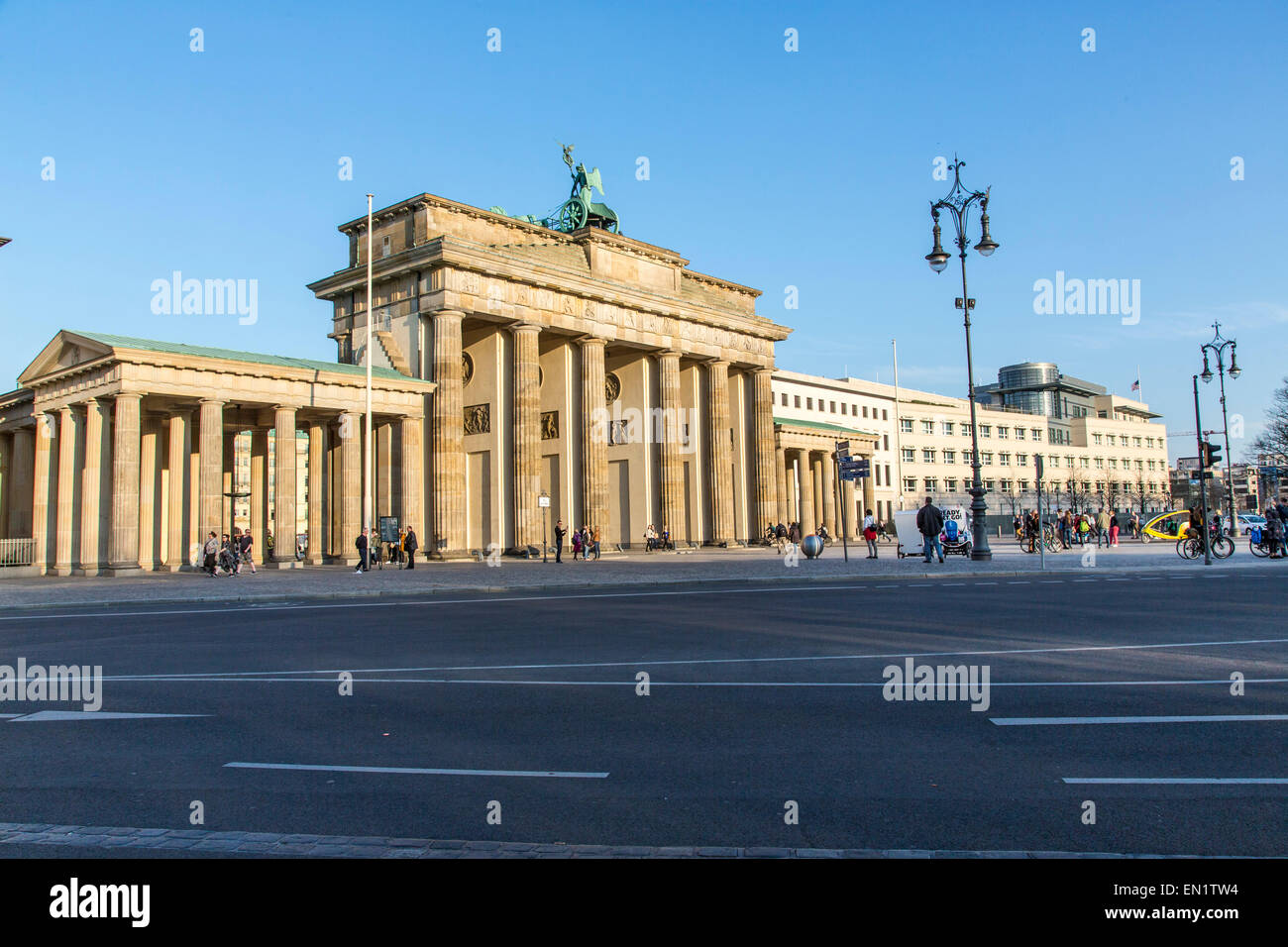 Brandenburger tor cyclist hi-res stock photography and images - Alamy