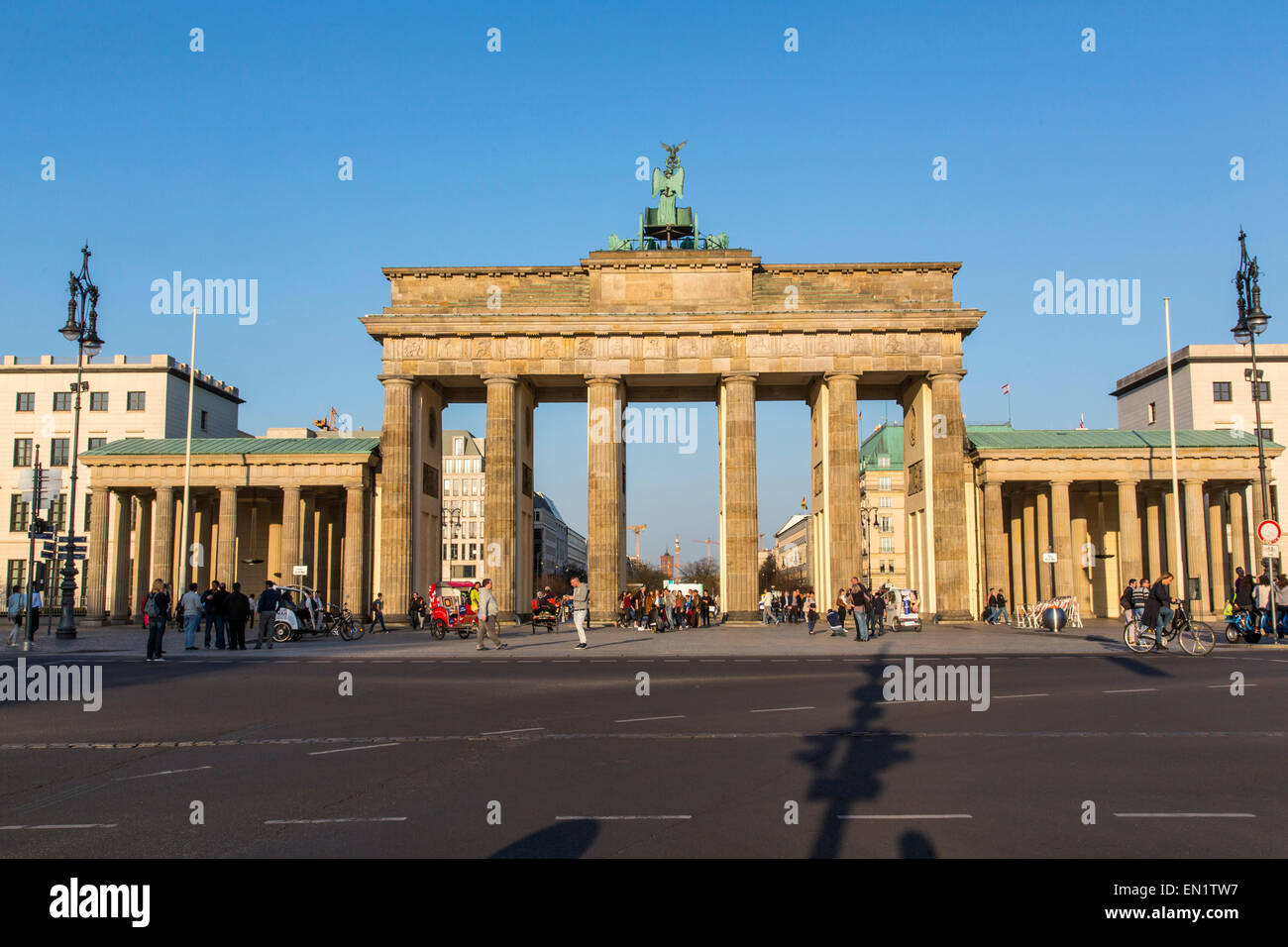 Brandenburger tor cyclist hi-res stock photography and images - Alamy