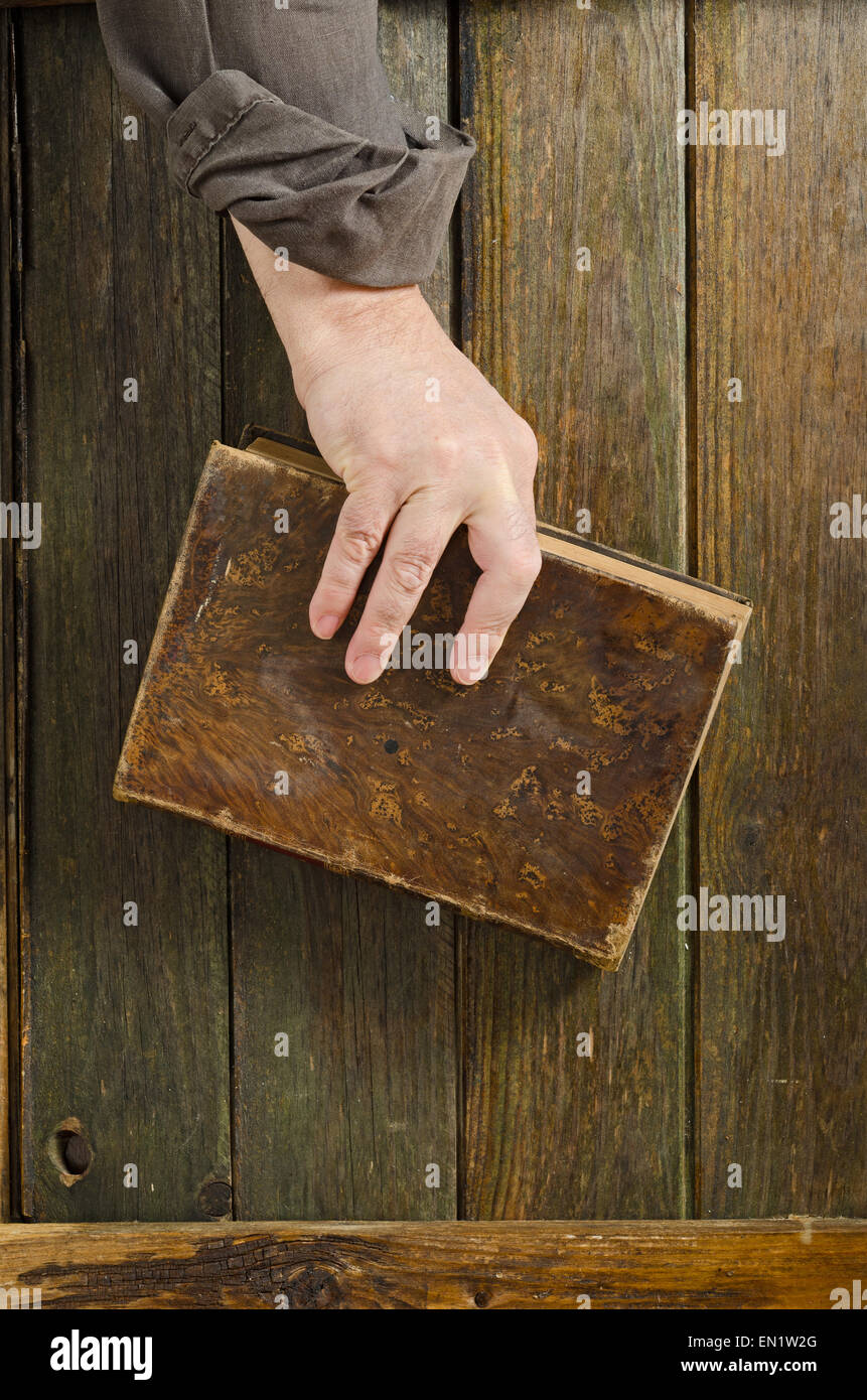 Hand holding book hi-res stock photography and images - Alamy