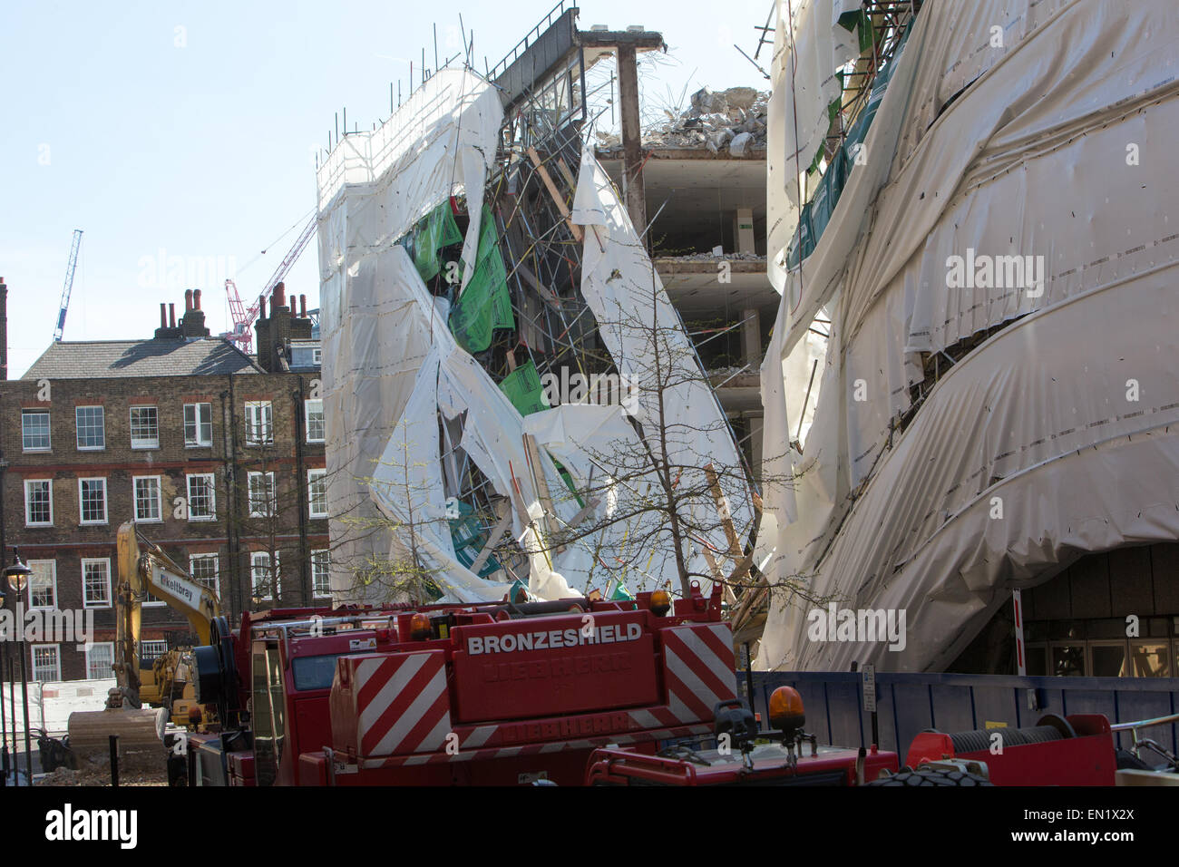 Scaffolding collapse collapsed accident hi-res stock photography and ...