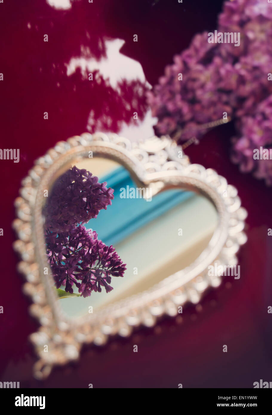 Hear shape frame hi-res stock photography and images - Alamy