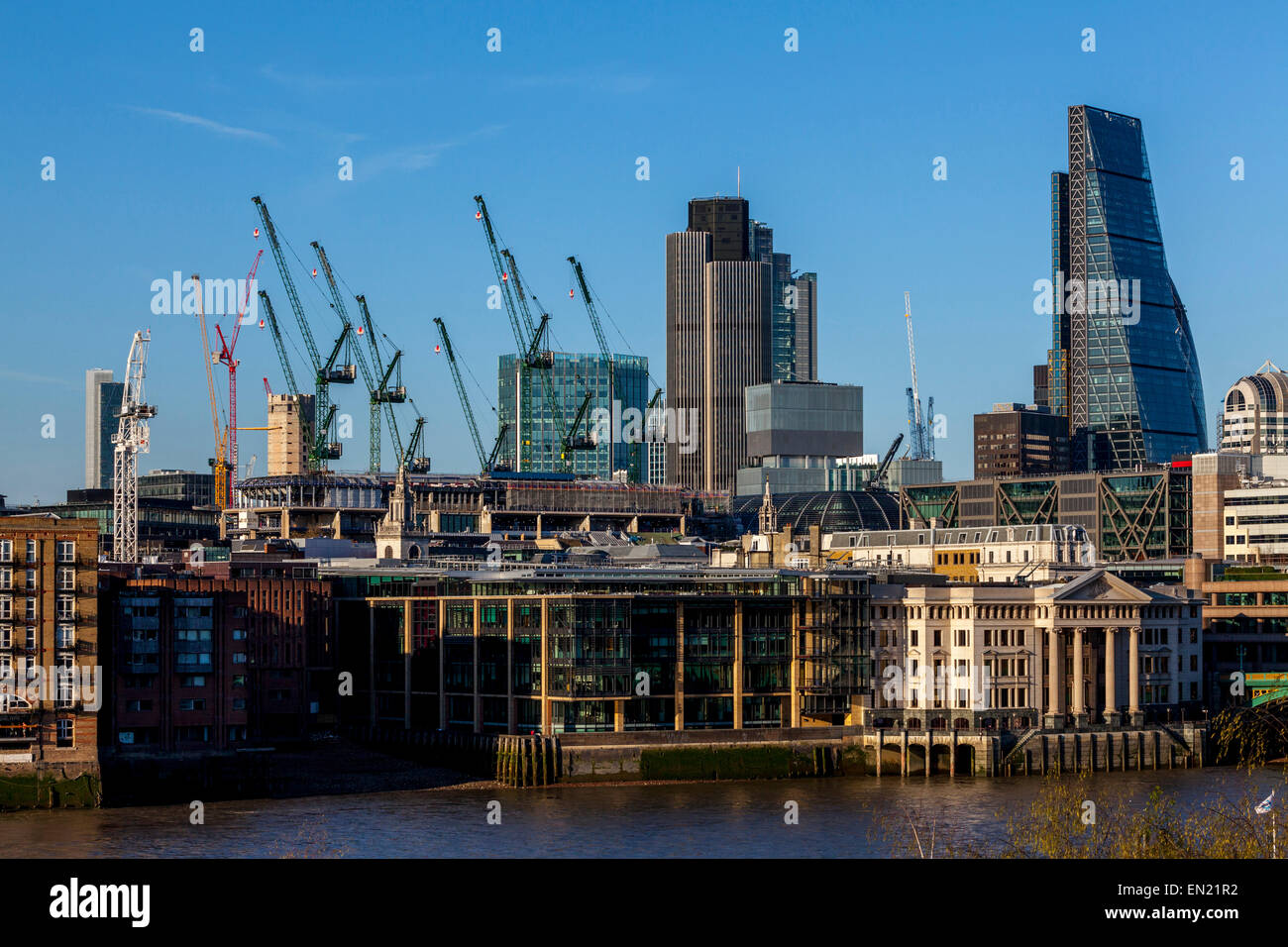 London riverside apartments hi-res stock photography and images - Alamy