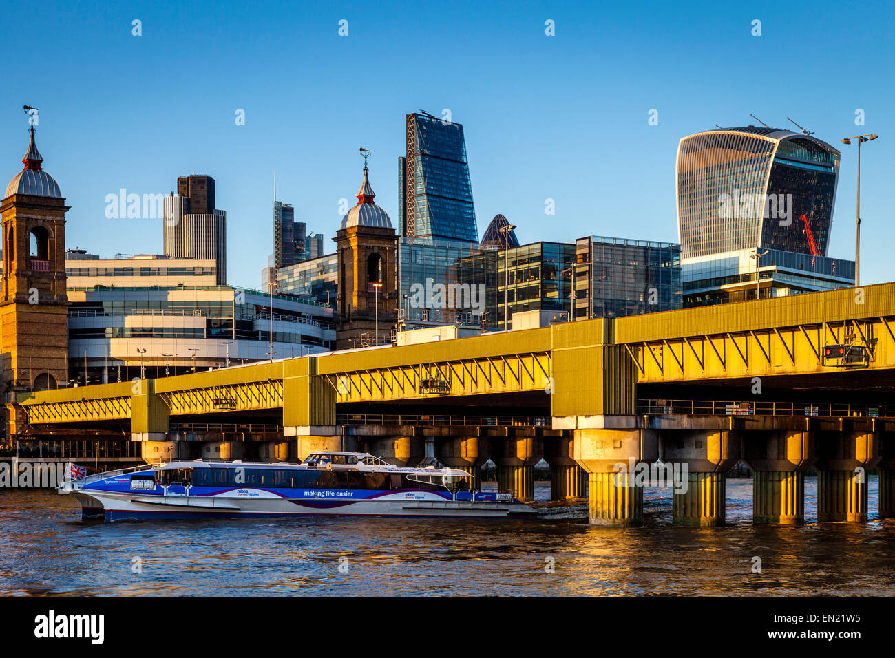Passes under tower bridge hi-res stock photography and images - Alamy