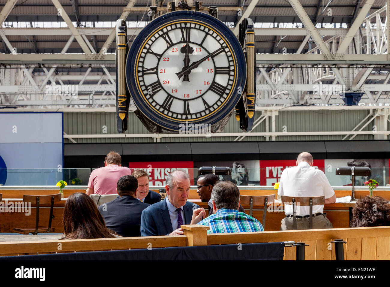 The clock waterloo station hi-res stock photography and images - Alamy