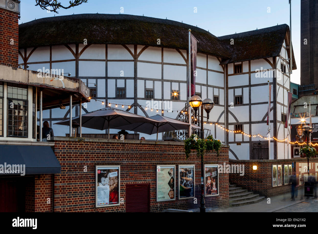 Exterior shakespeares globe theatre london hi-res stock photography and ...
