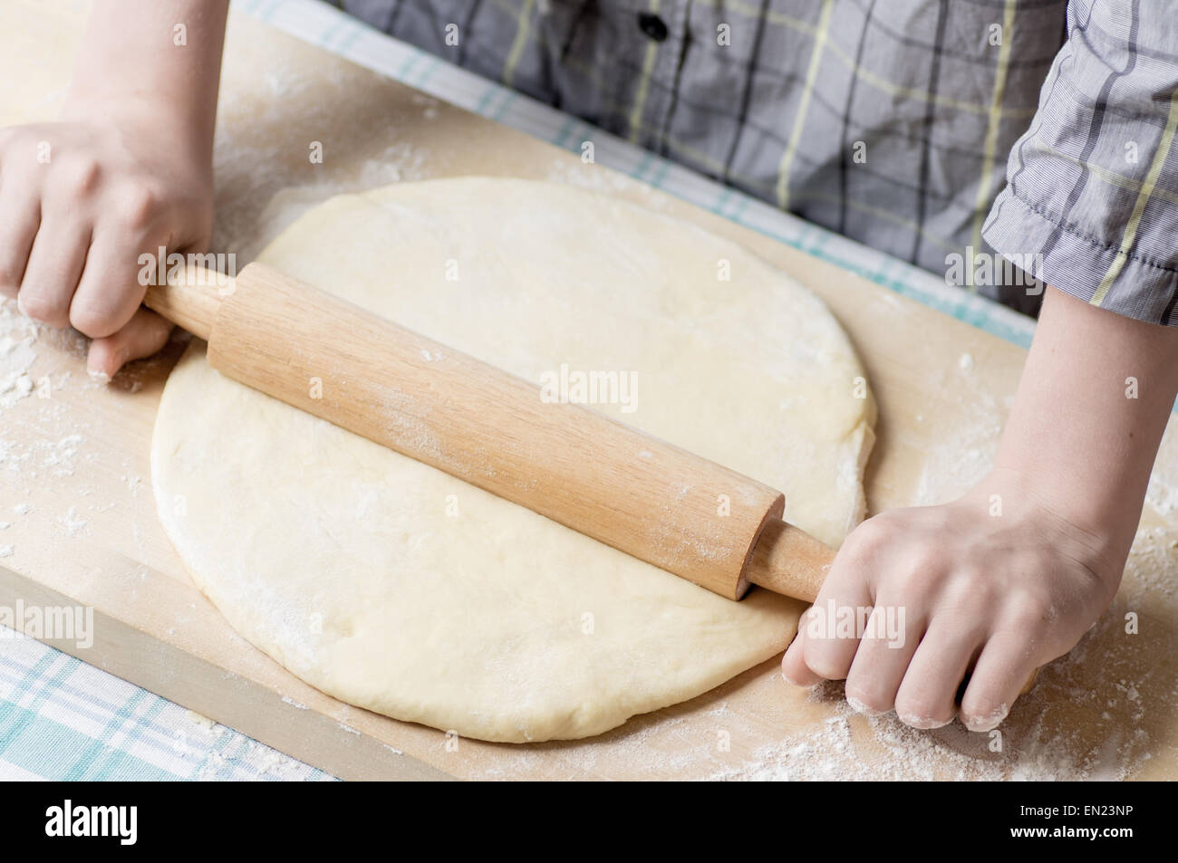 Hands teenage boy with a rolling pin roll the dough for pizza Stock ...