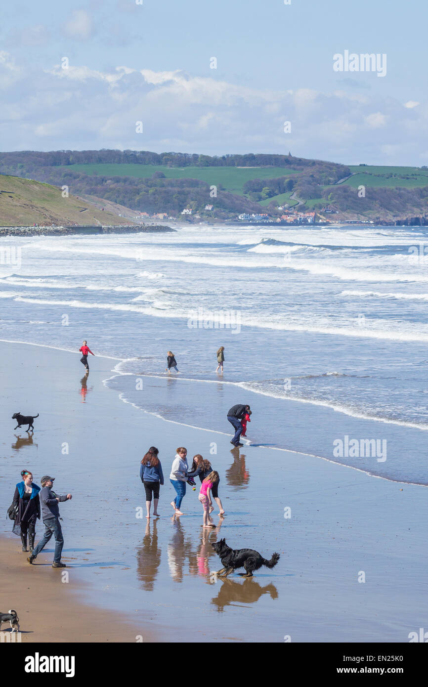 Whitby beach dogs hi-res stock photography and images - Alamy