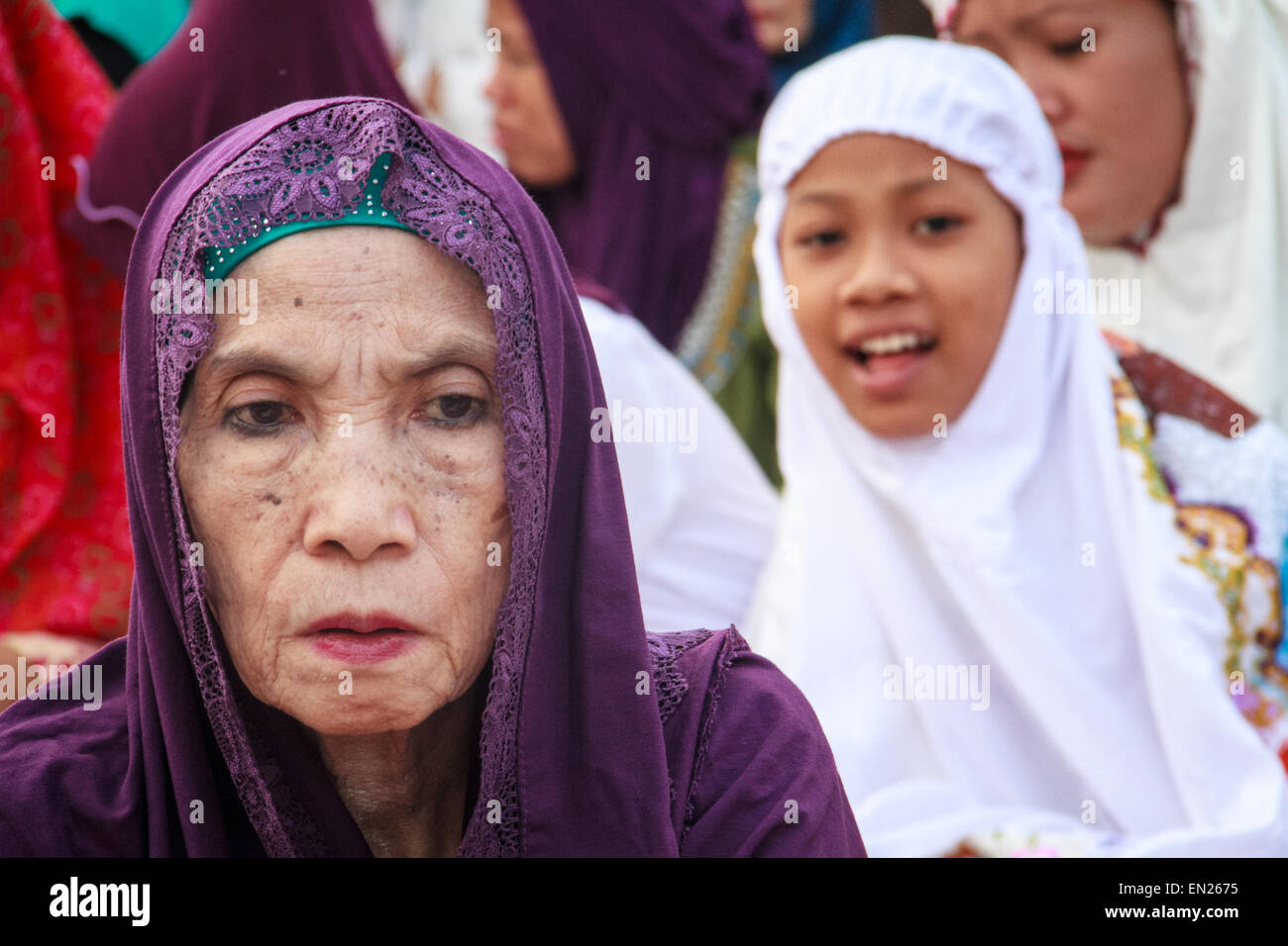 Jakarta, Indonesia. 27th July, 2014. Indonesian Muslims pray to ...