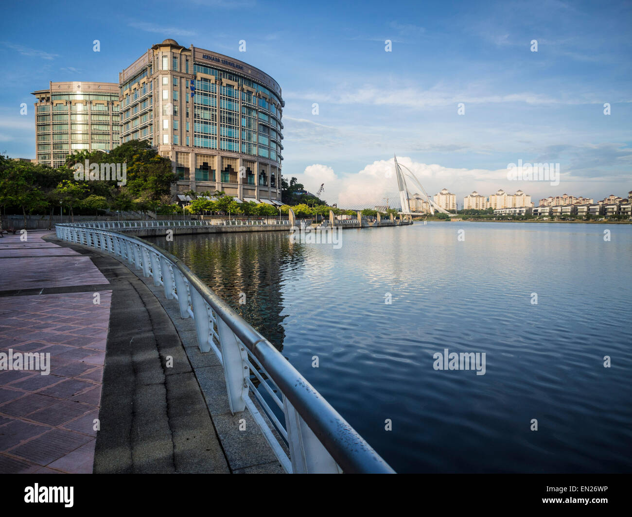 Pathway round lake hi-res stock photography and images - Alamy