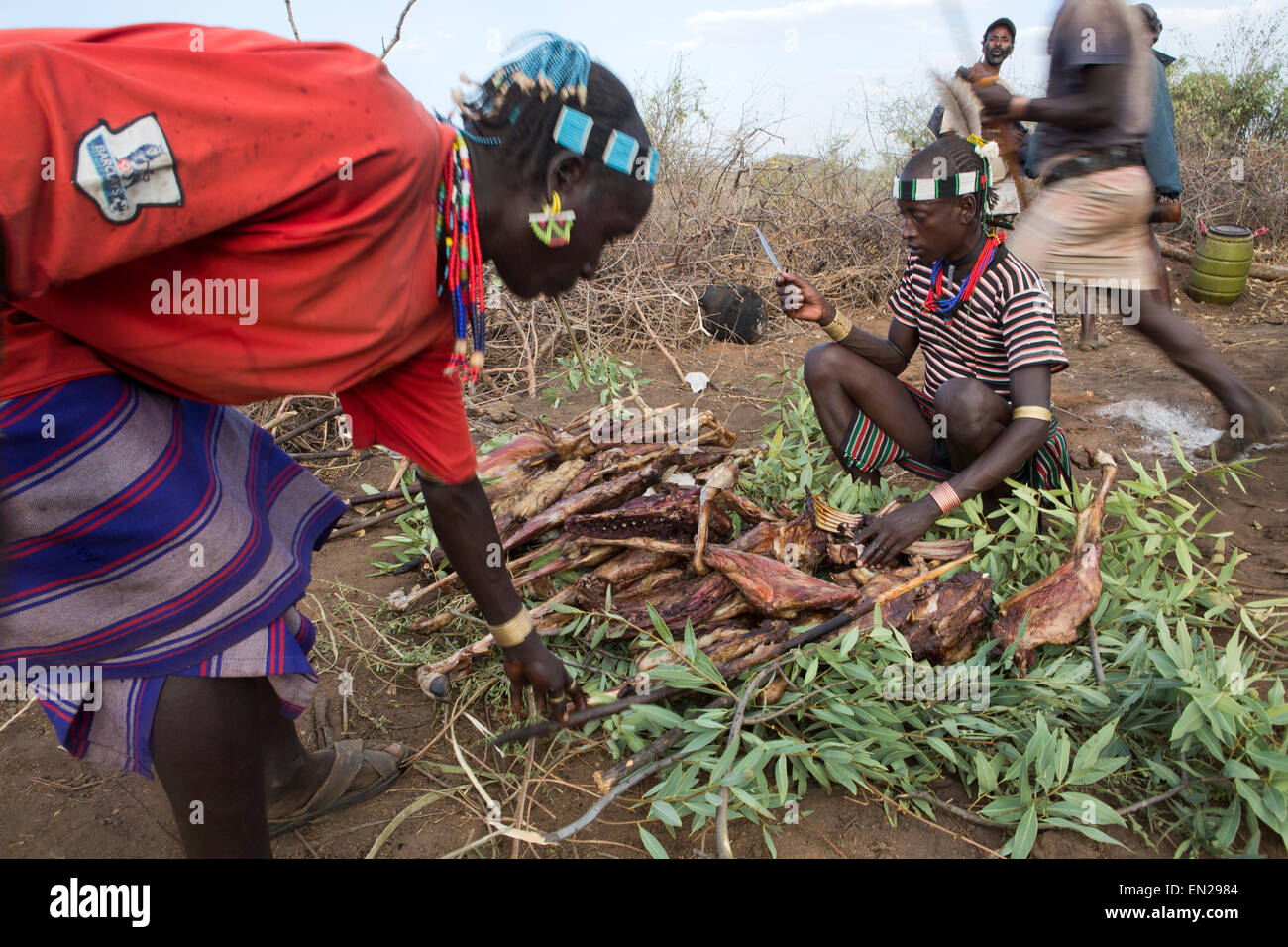 Tribe africa food gathering hi-res stock photography and images - Alamy