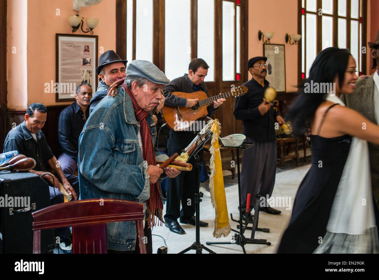 Salsa dancing couple cuba hi-res stock photography and images - Alamy