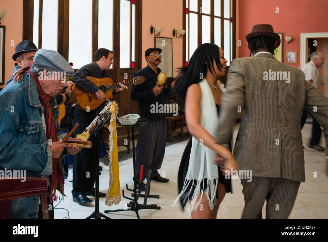 Couple dancing the Tango to a band in old Havana, Cuba Stock Photo - Alamy