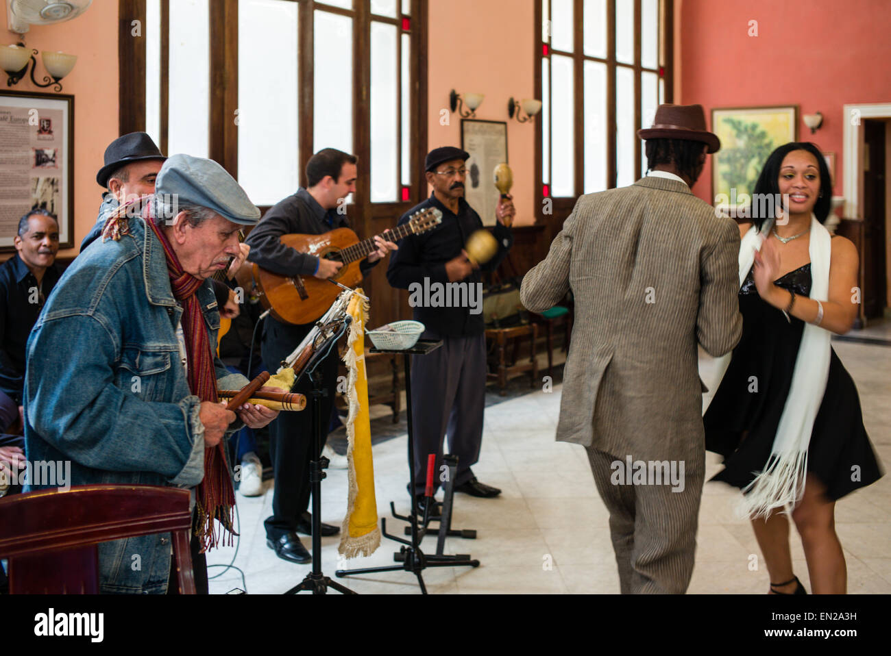 Couple dancing the Tango to a band in old Havana, Cuba Stock Photo - Alamy