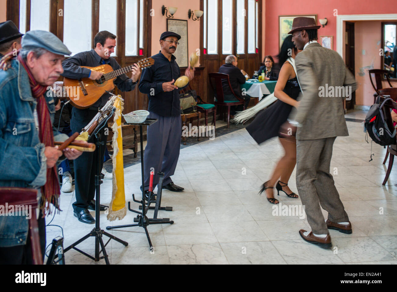Couple dancing the Tango to a band in old Havana, Cuba Stock Photo - Alamy