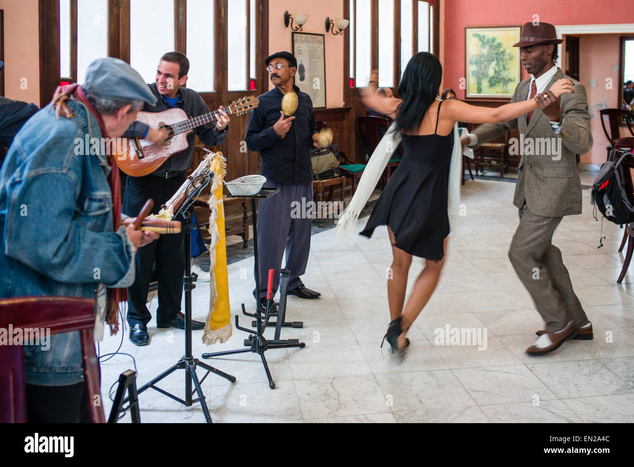 Havana cuba cuban couple dancing hi-res stock photography and images ...