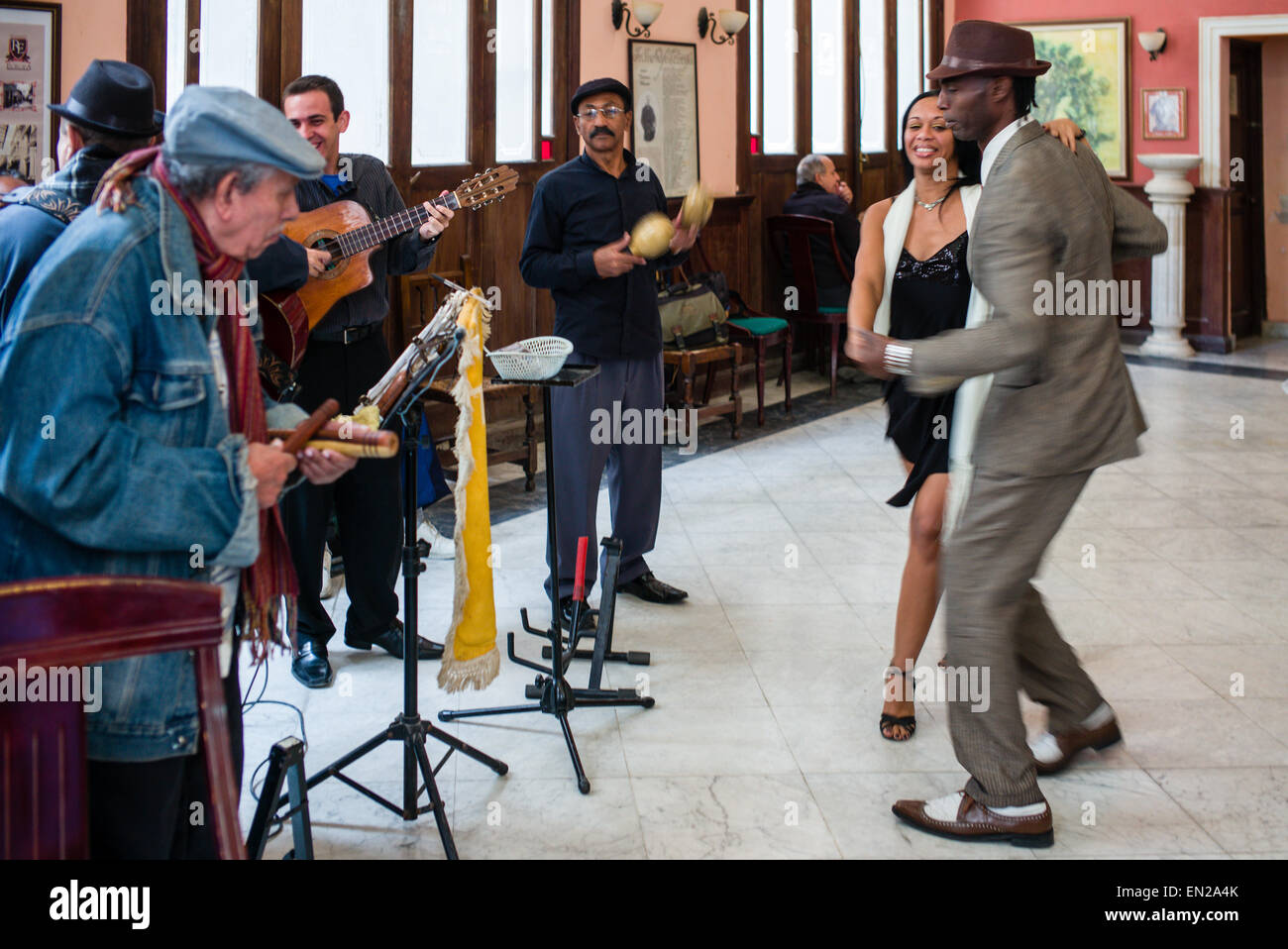 Couple dancing the Tango to a band in old Havana, Cuba Stock Photo - Alamy