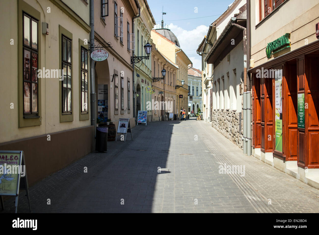 Quiet street scene cobblestone hi-res stock photography and images - Alamy