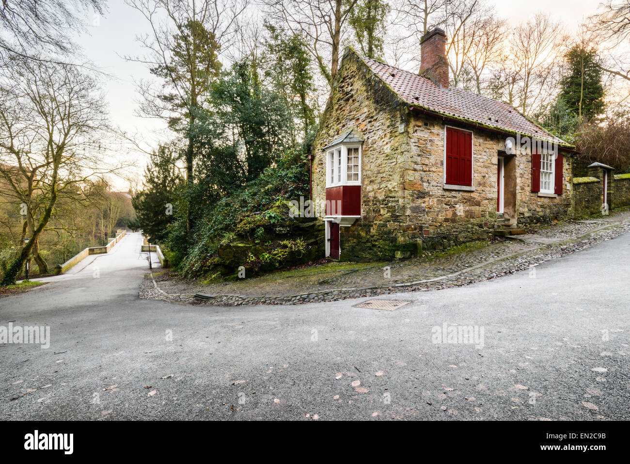 Small house uk hi-res stock photography and images - Alamy