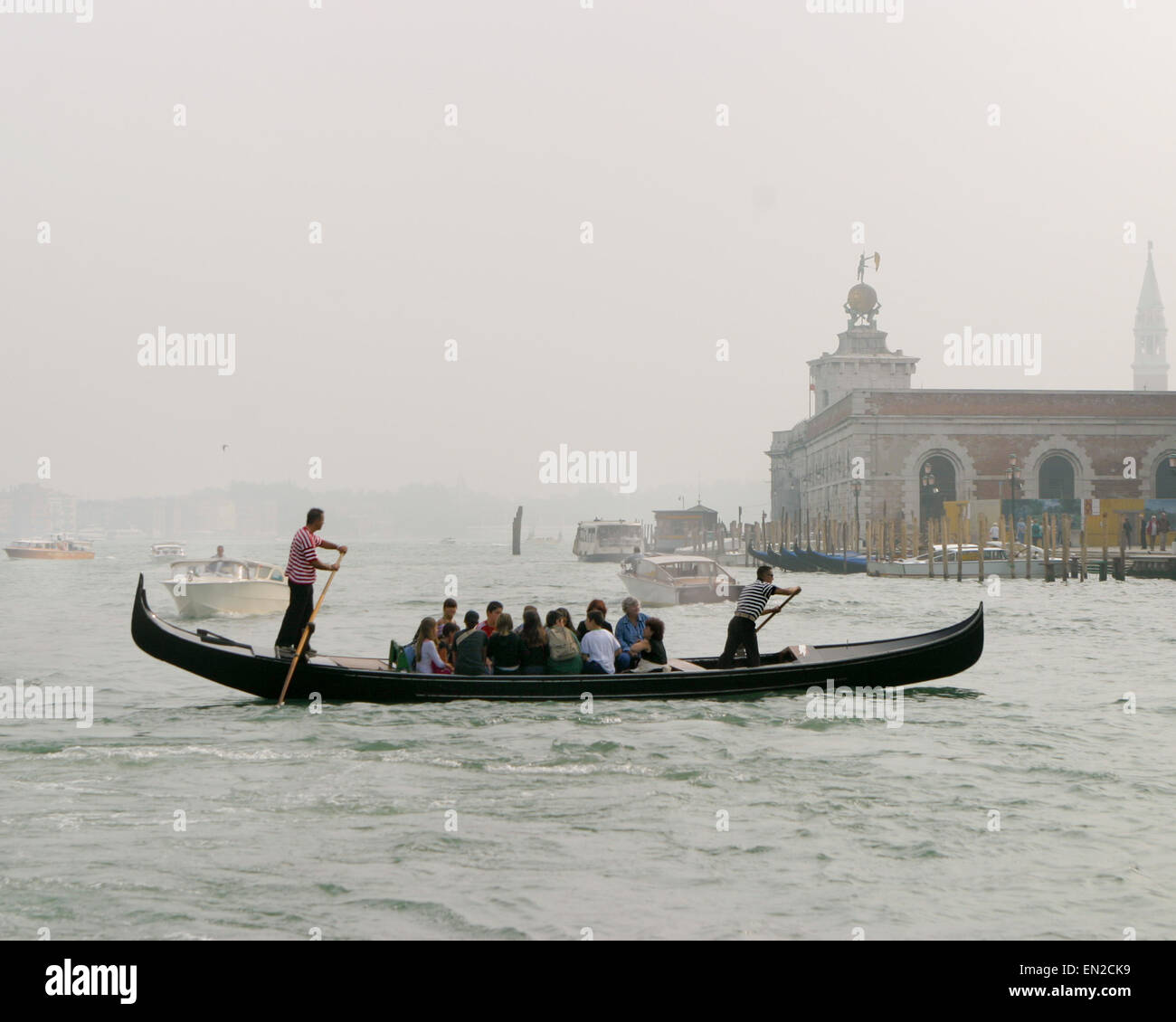 Venice traghetto ferry gondola hi-res stock photography and images - Alamy