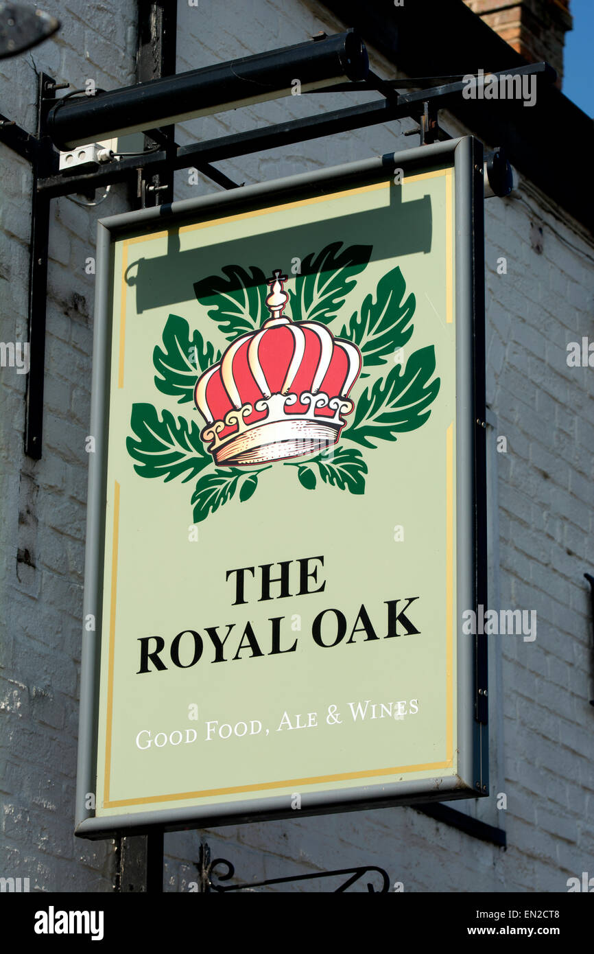 Royal oak pub sign hi-res stock photography and images - Alamy