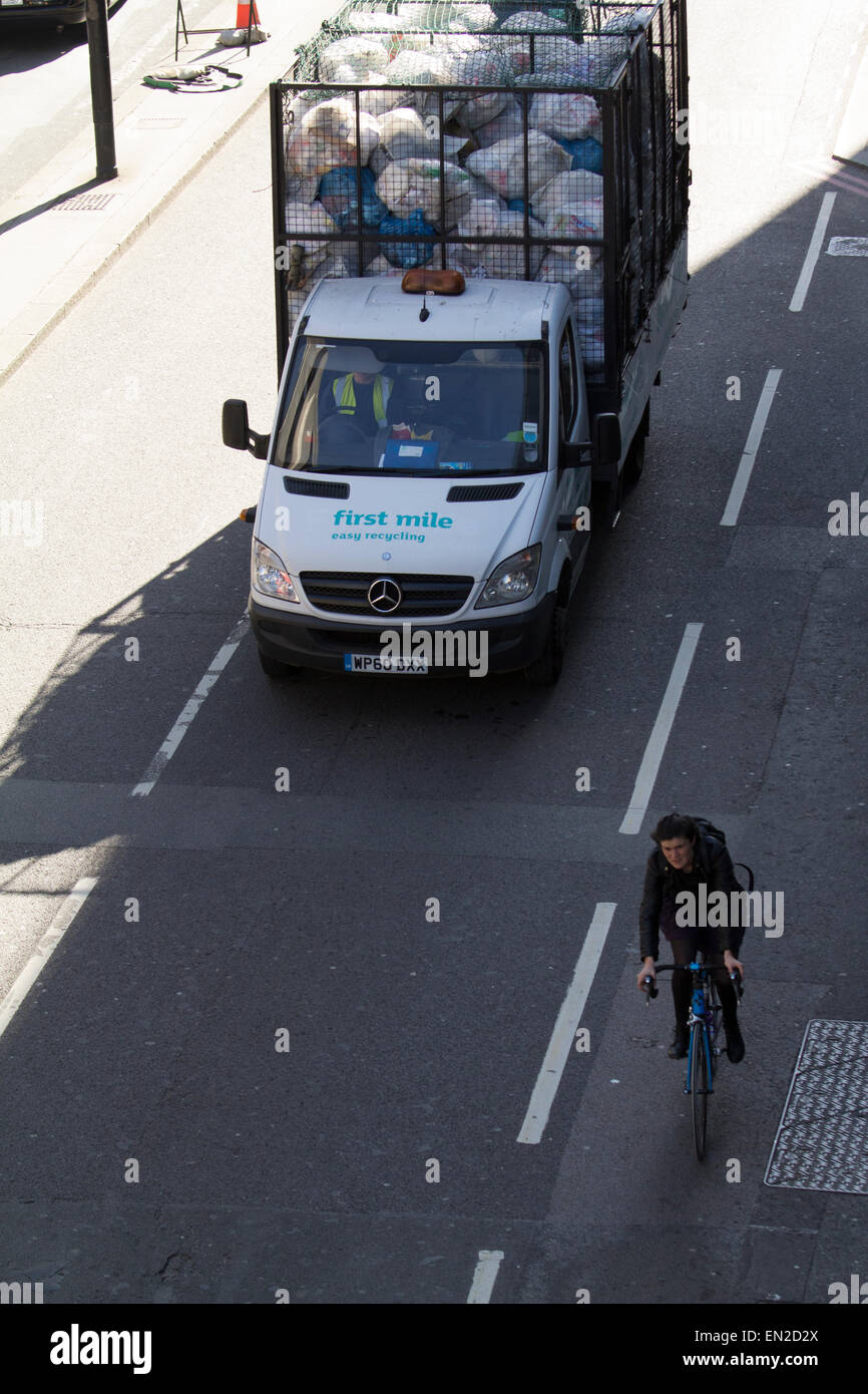 Recycling lorry in central London with cyclist Stock Photo - Alamy