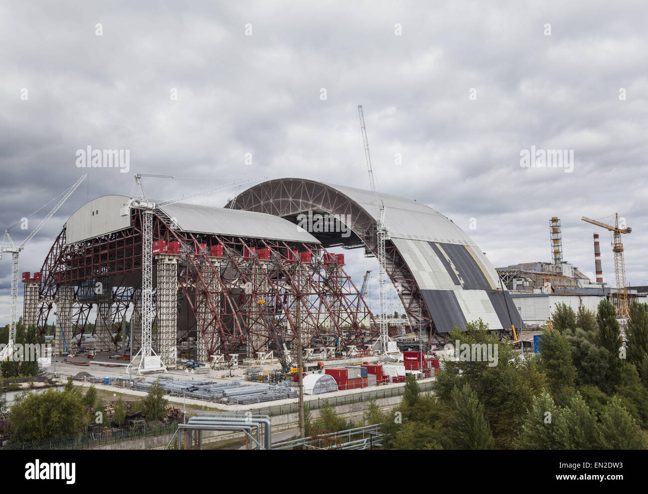 Chernobyl, Ukraine. 27th Aug, 2014. Construction of the huge dome over ...