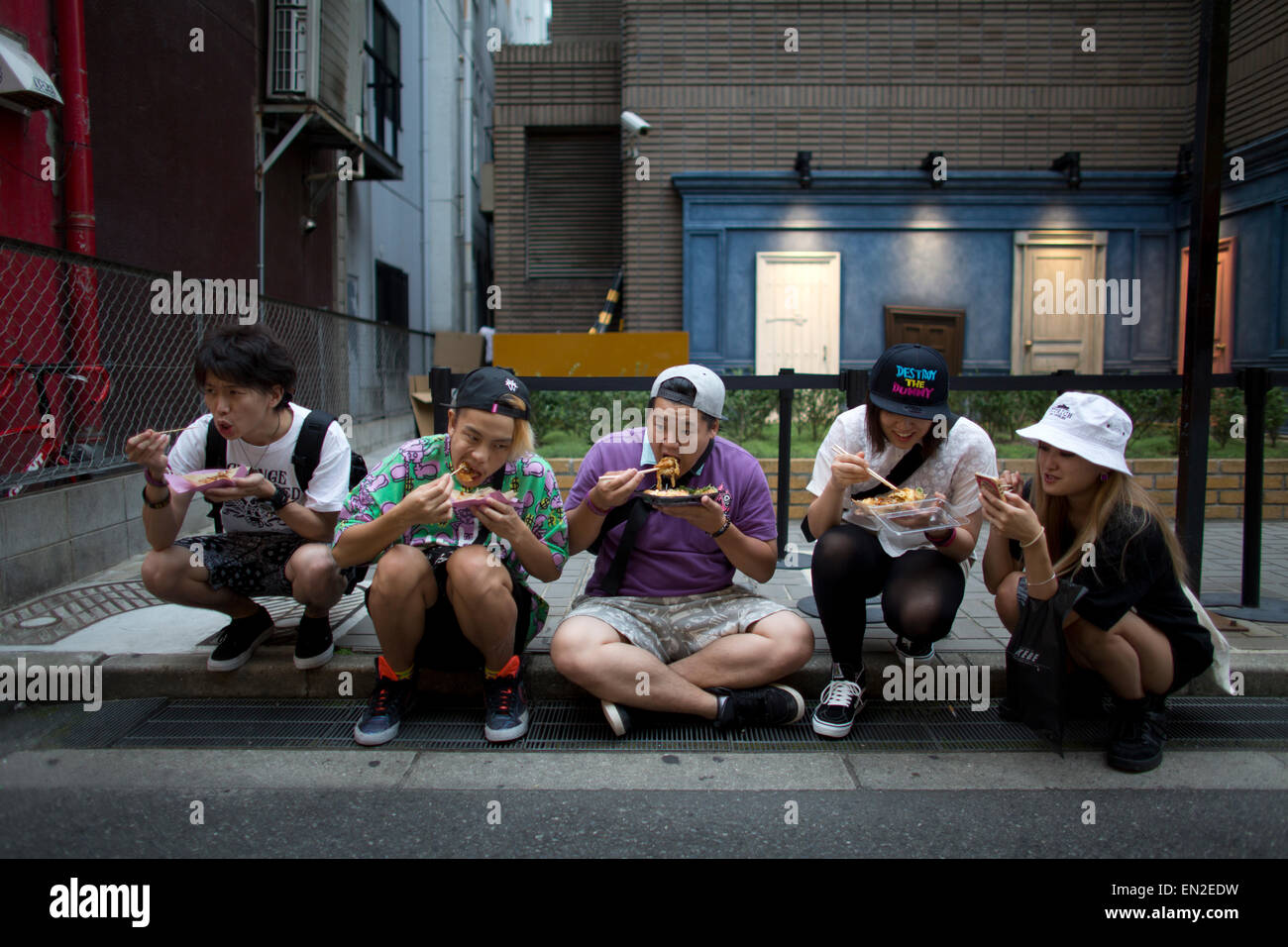 Teenagers eating fast food restaurant hi-res stock photography and ...