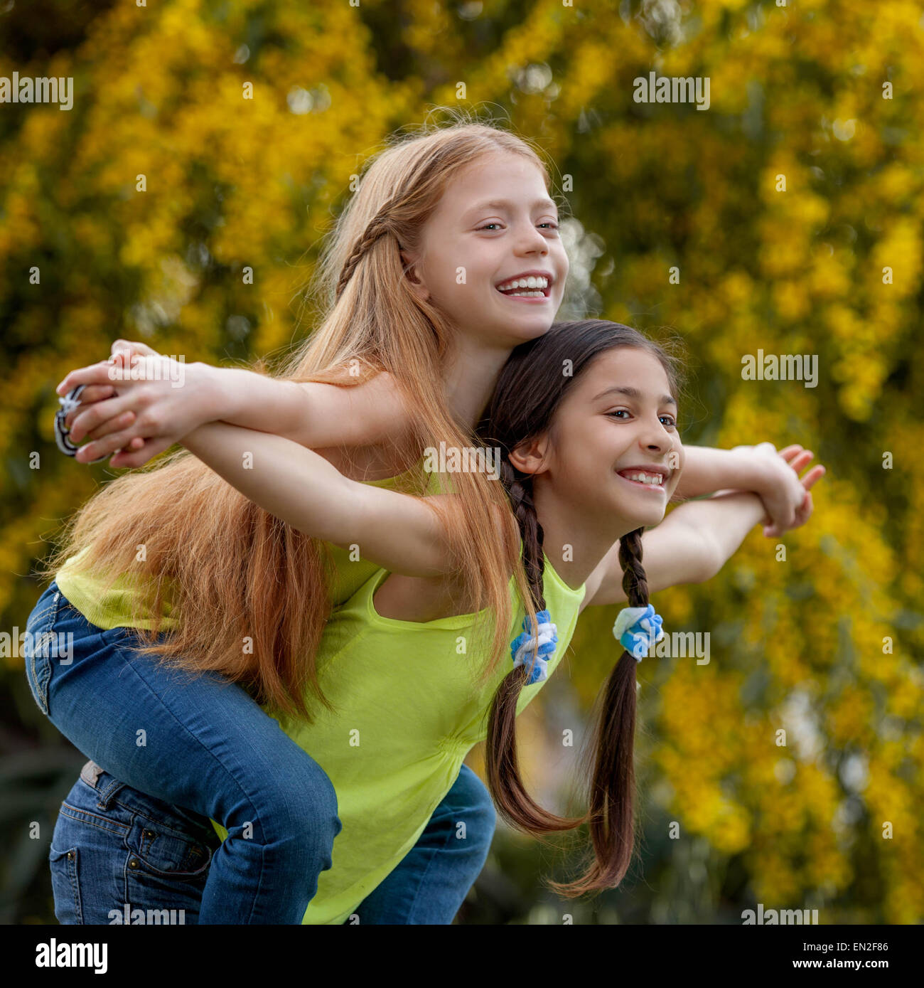 piggyback happy healthy smiling summer kids Stock Photo - Alamy